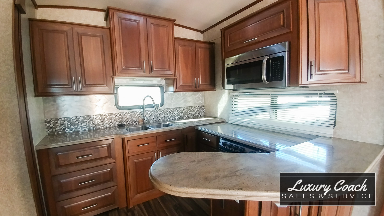 PENDING: $33,900 2015 Highland Ridge Open Range 3X | Luxury Coach