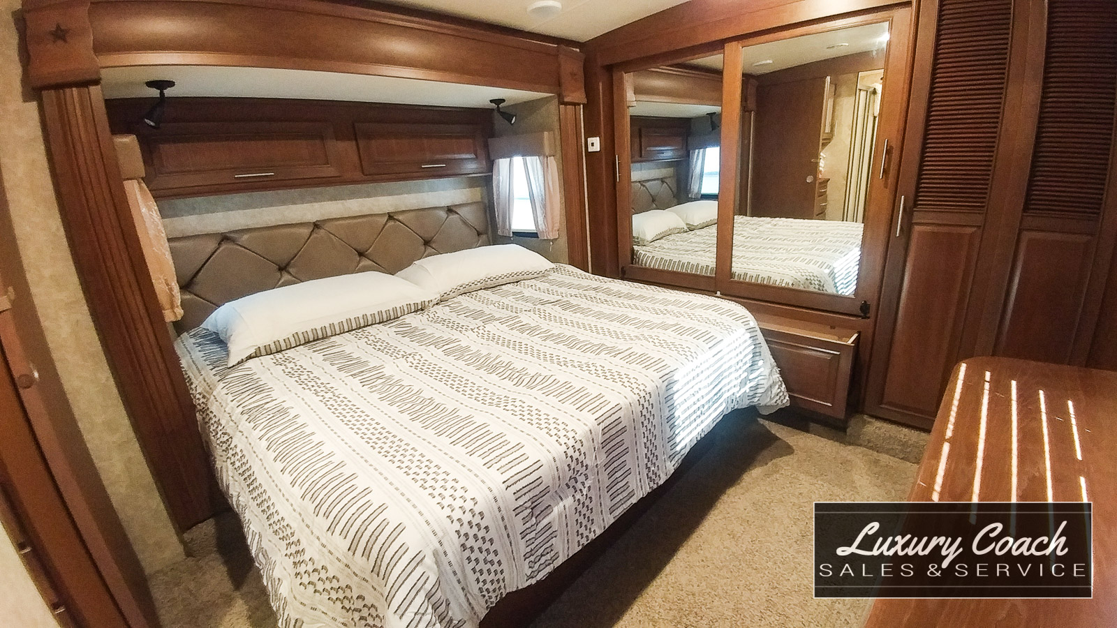 PENDING: $33,900 2015 Highland Ridge Open Range 3X | Luxury Coach