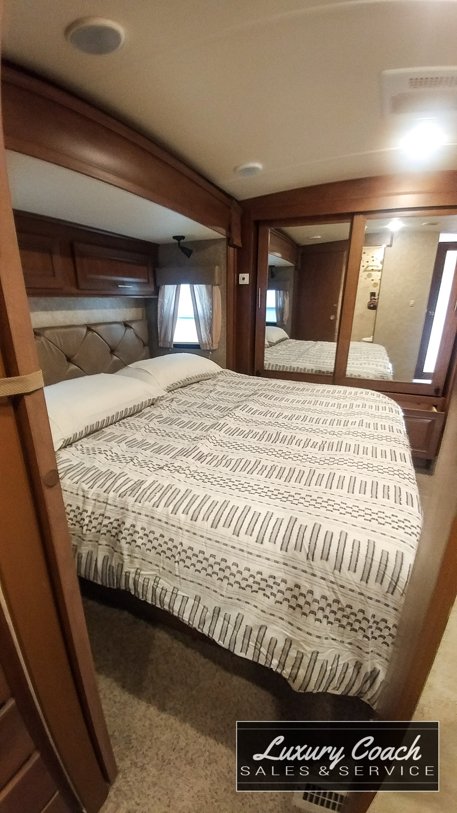 PENDING: $33,900 2015 Highland Ridge Open Range 3X | Luxury Coach