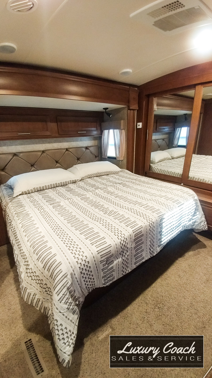 PENDING: $33,900 2015 Highland Ridge Open Range 3X | Luxury Coach