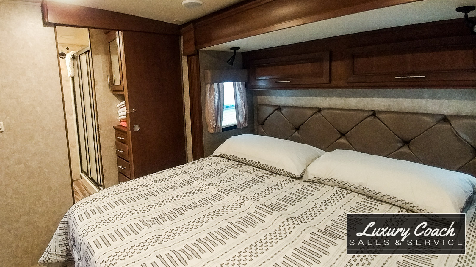 PENDING: $33,900 2015 Highland Ridge Open Range 3X | Luxury Coach