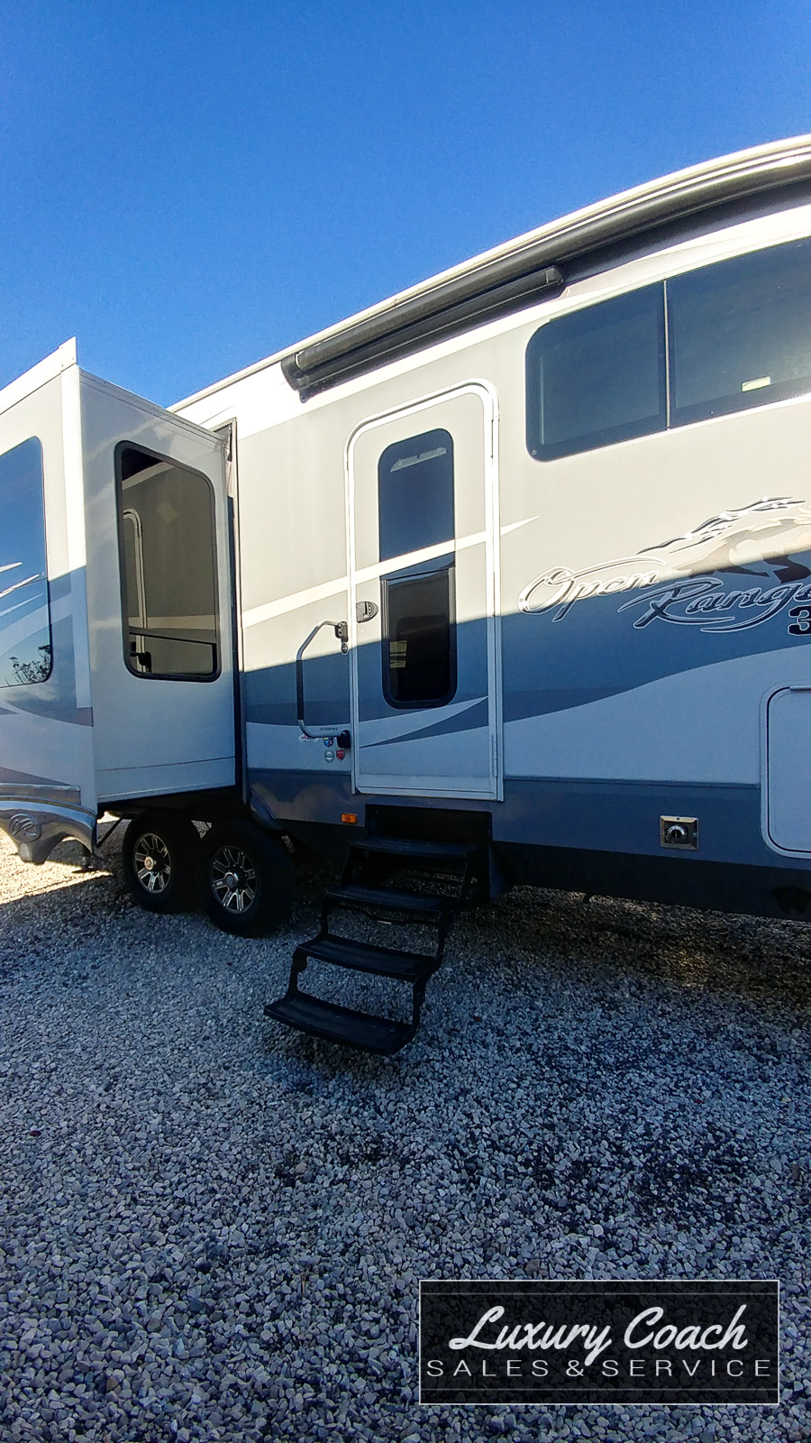 PENDING: $33,900 2015 Highland Ridge Open Range 3X | Luxury Coach