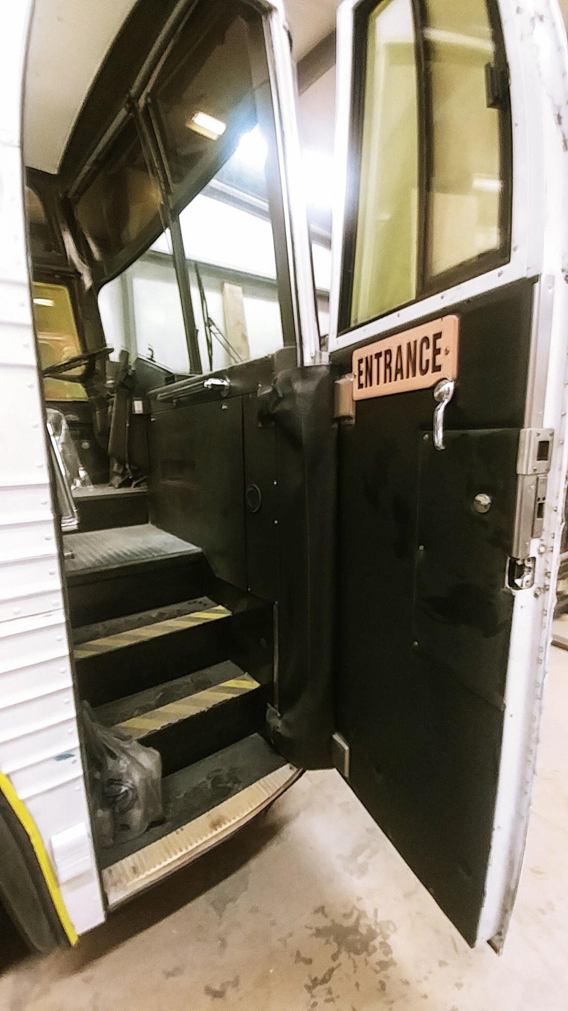 SOLD: $39,900 1993 Prevost Command Center Le Mirage XL