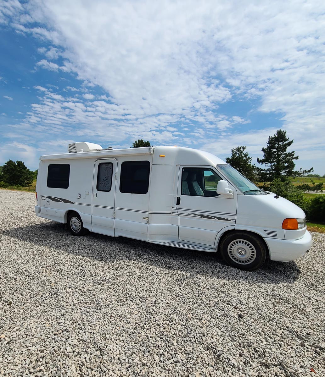 2000 Winnebago Rialta 22QD - Luxury Coach Sales & Service