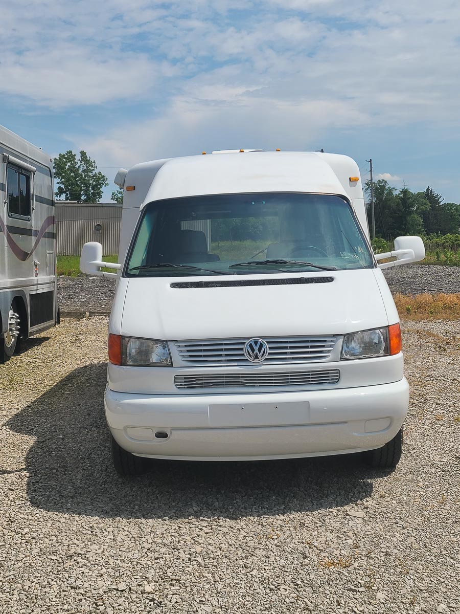 2000 Winnebago Rialta 22QD - Luxury Coach Sales & Service