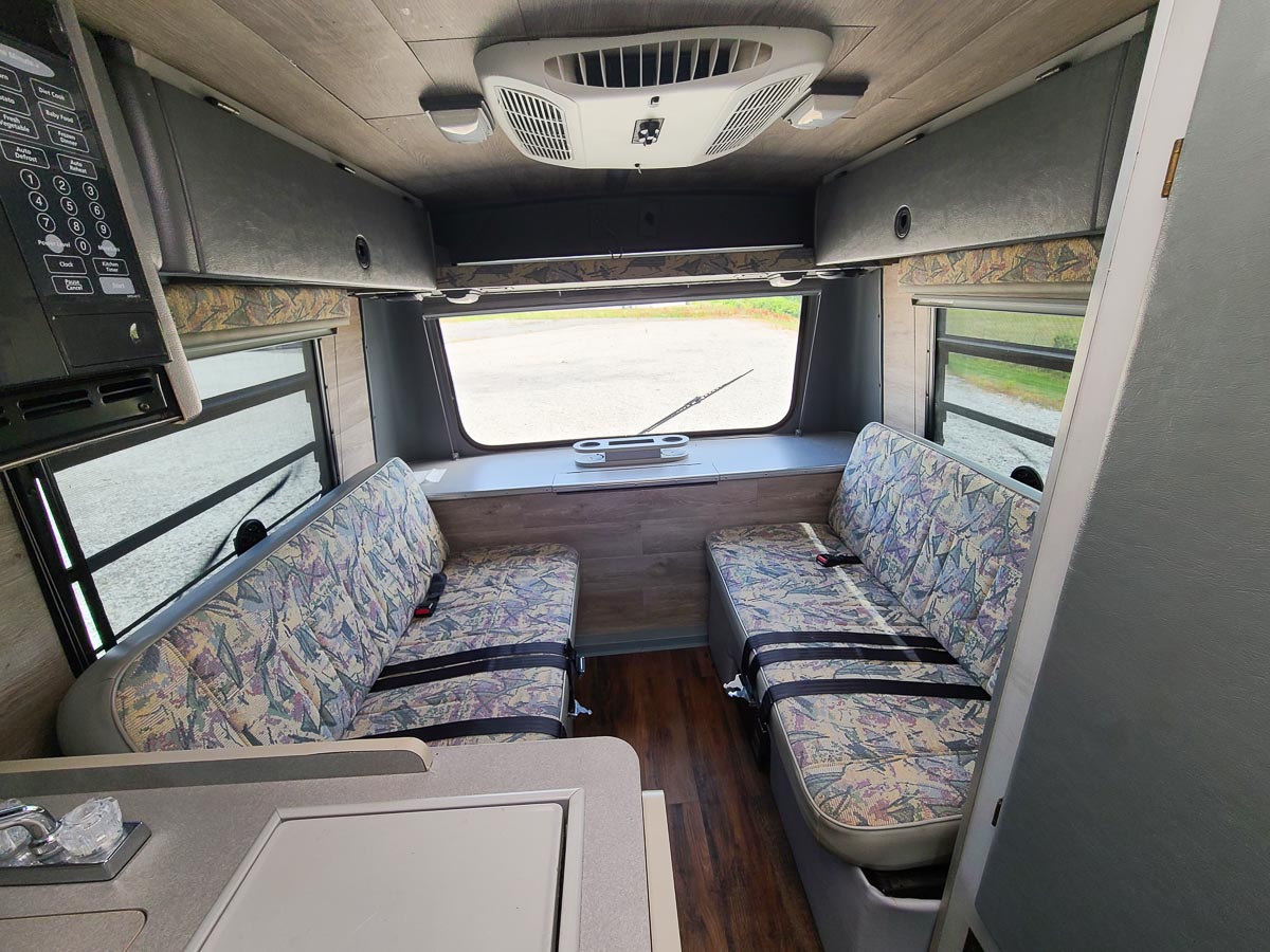 2000 Winnebago Rialta 22QD - Luxury Coach Sales & Service