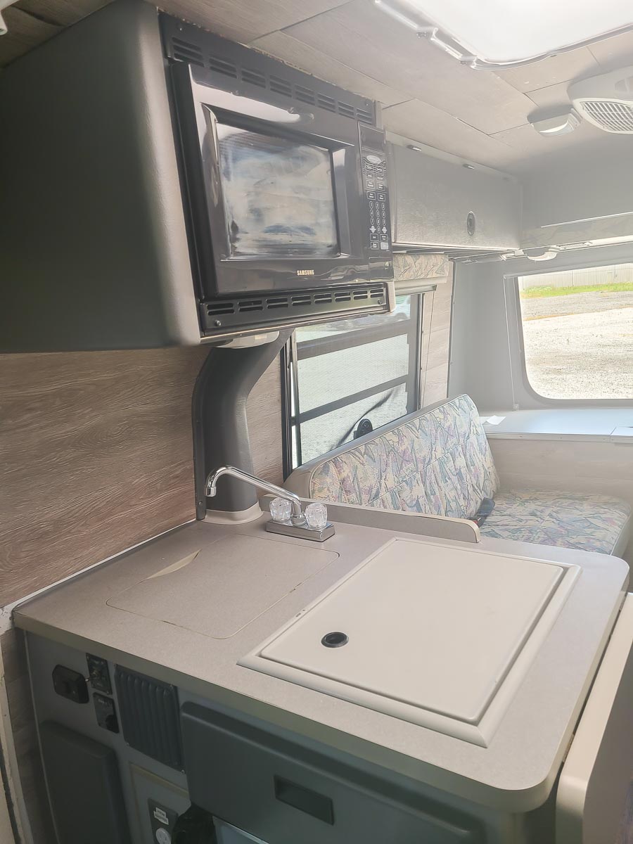 2000 Winnebago Rialta 22QD - Luxury Coach Sales & Service